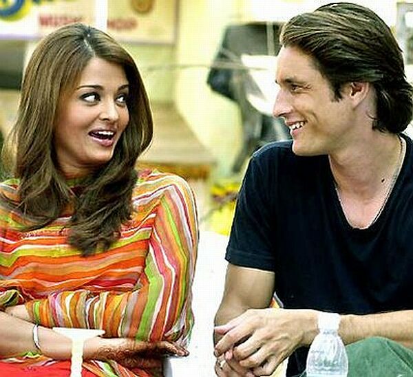 Aishwarya Rai & Martin Henderson / Bride & Prejudice - Bollywood Photos