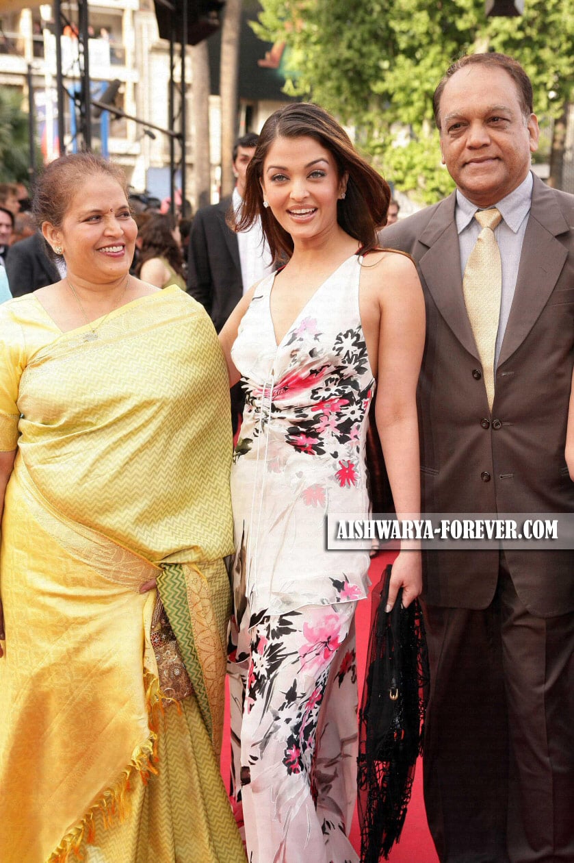Aishwarya Rai with her Parents / Aishwarya Rai Bachchan - Bollywood Photos