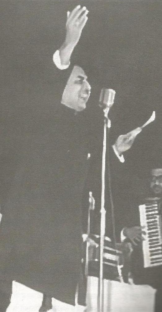 Mohd Rafi singing in a concert / Mohd Rafi - Bollywood Photos