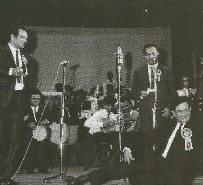 Mukesh singing in a concert with Kalyanji Anandji & Raj Kapoor / Mukesh ...