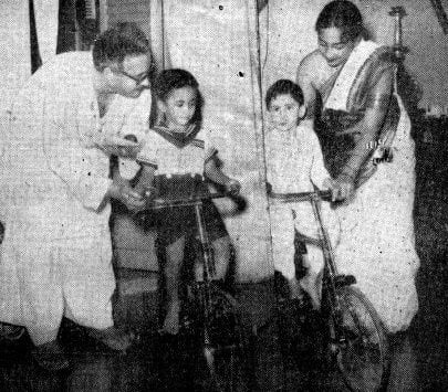 Geetadutt with Gurudutt & children in the house / Geeta Dutt ...