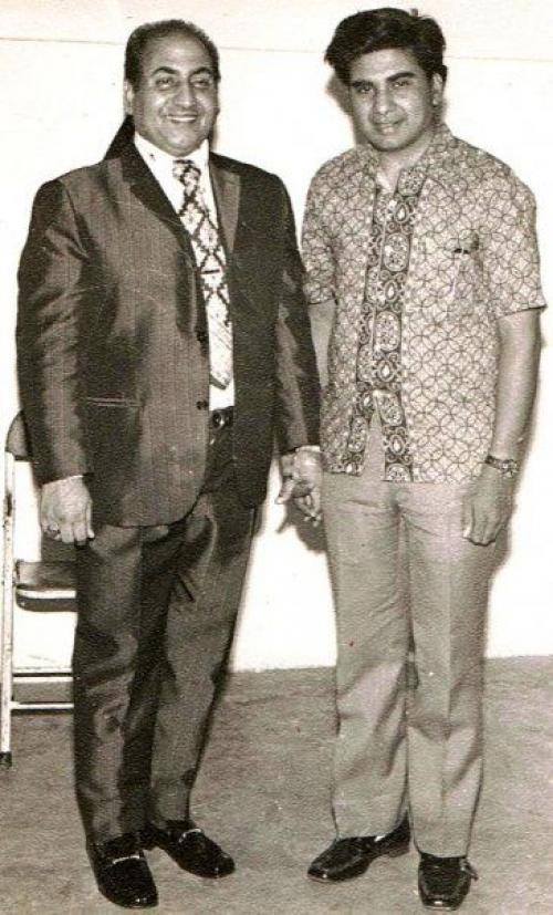 Rafi with his fan / Mohd Rafi - Bollywood Photos