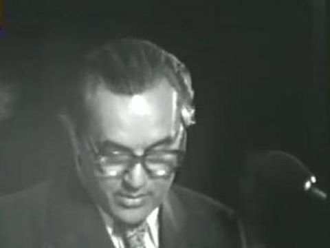 Mukesh singing in a concert / Mukesh - Bollywood Photos