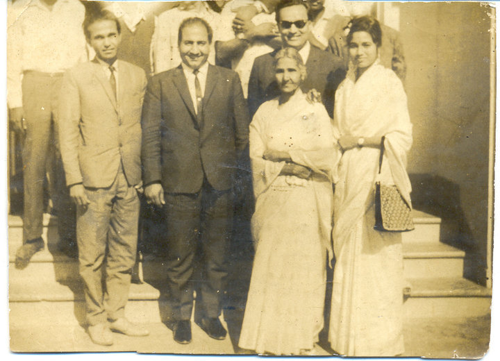 Rafi with Mukesh, Usha Timoty and others / Mohd Rafi - Bollywood Photos
