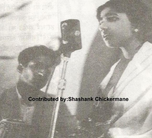 Lata Mangeshkar singing in a concert / Lata Mangeshkar - Bollywood Photos