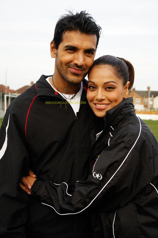 John Abraham, Bipasha Basu in Dhan Dhana Dhan Goal / Dhan Dhana Dhan ...