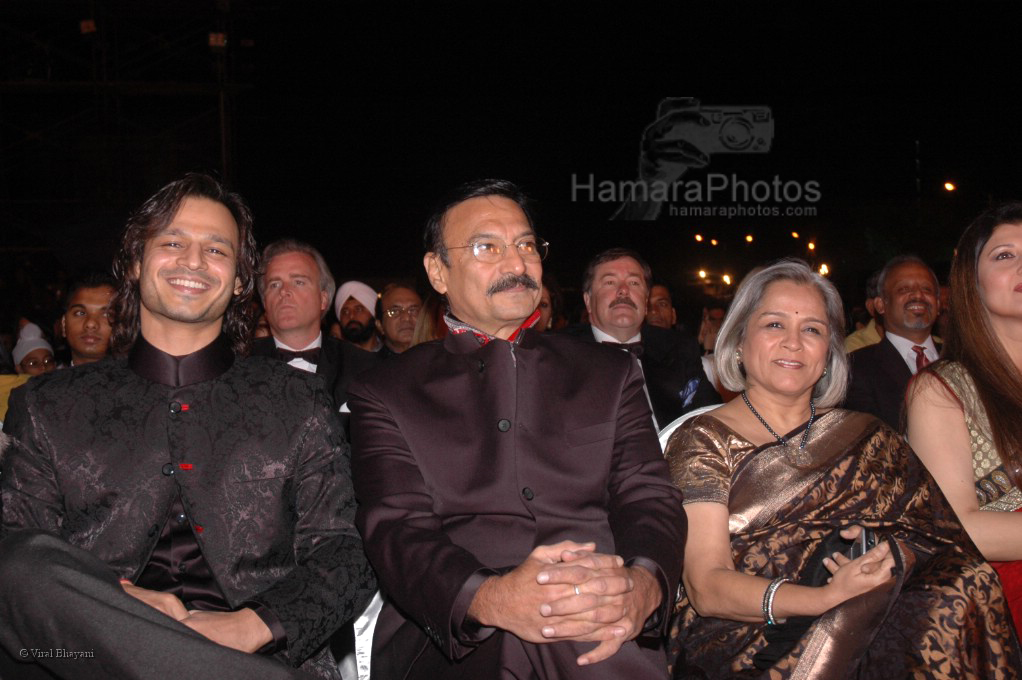 Vivek Oberoi & Family at the MAX Stardust Awards 2008 on 27th Jan 2008 ...