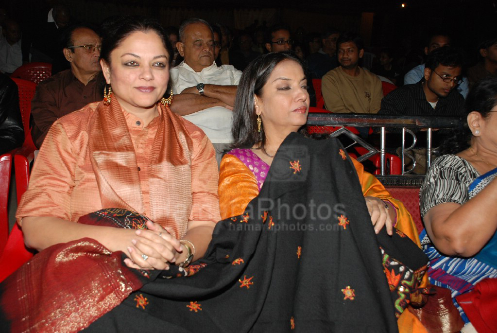 Shabana Azmi,tanvi azmi at Javed Siddiqui's book Shyam Rang launch at ...