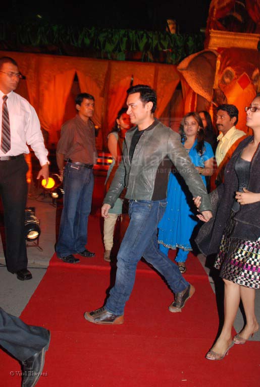 Aamir Khan at Jodhaa Akbar premiere at IMAX WADALA on 14th feb 2008 ...