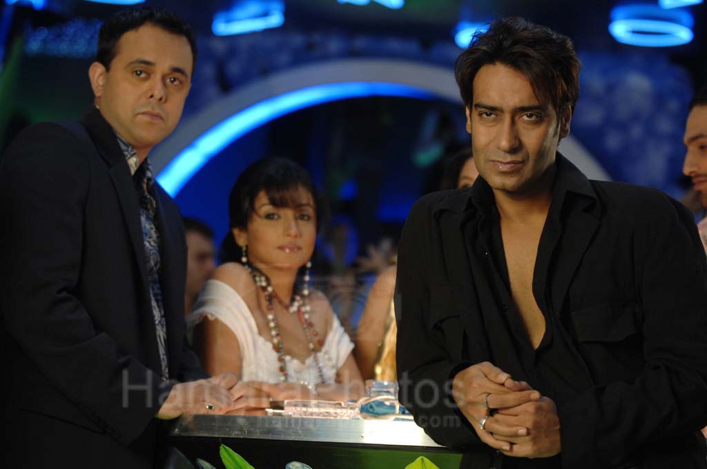Sumeet Raghavan, Ajay Devgan in U Me Aur Hum / U Me Aur Hum - Bollywood ...