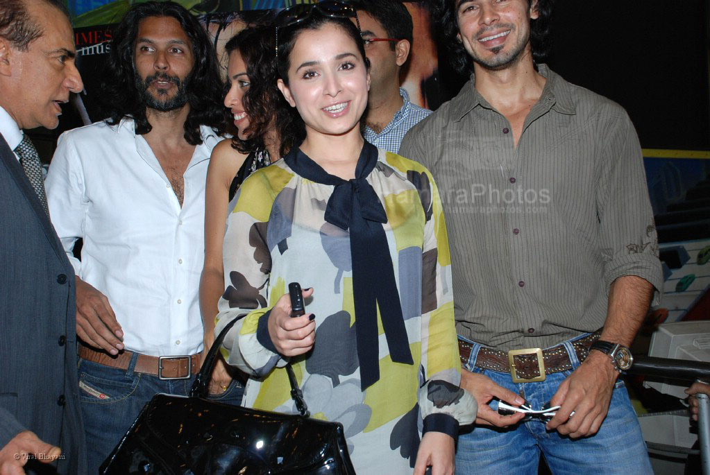 Simone Singh at Bhram Music launch in Planet M on Feb 20th 2008 ...