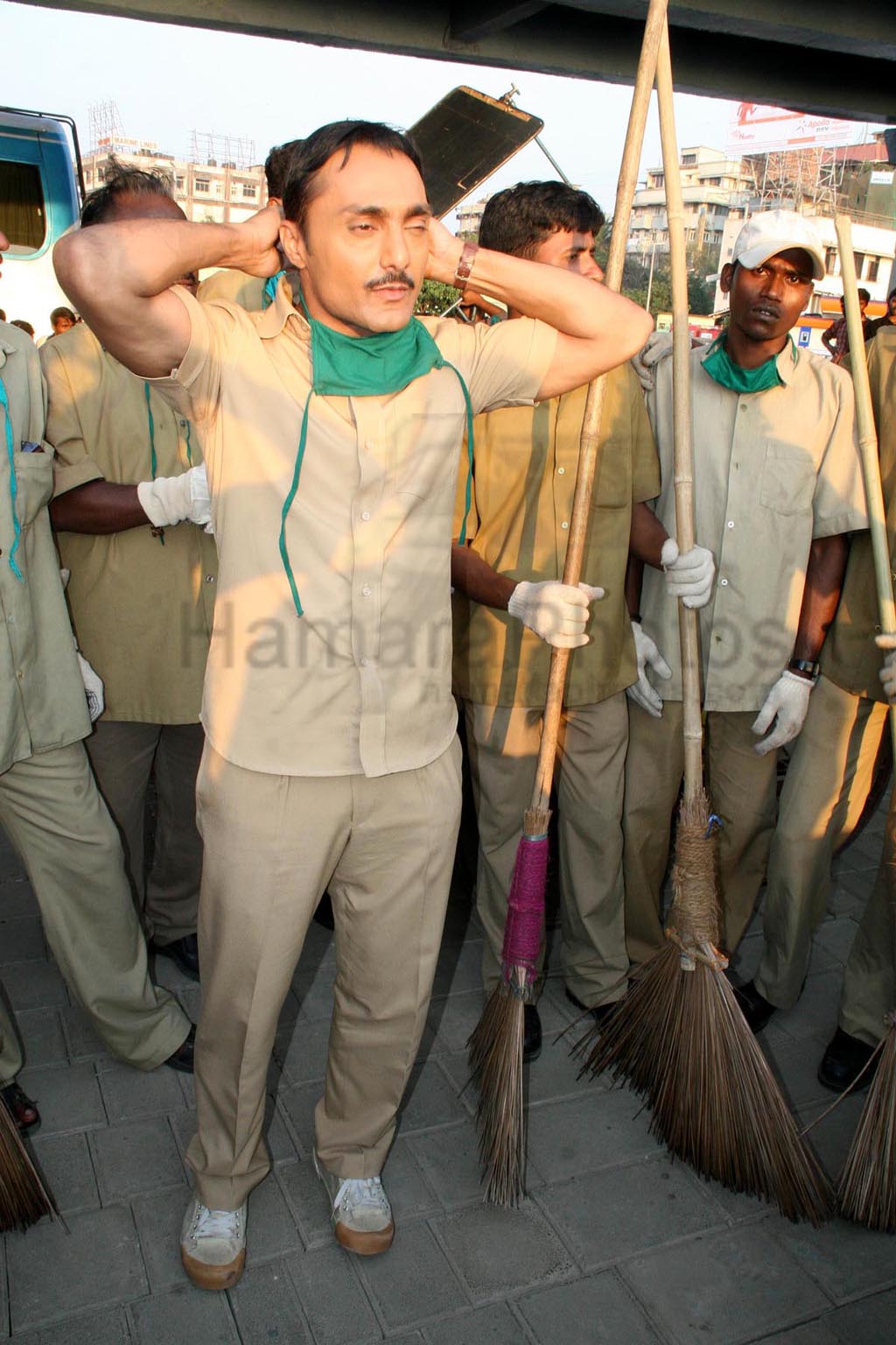 Rahul Bose at Mumbai Chaka Chak on location / Rahul Bose - Bollywood Photos