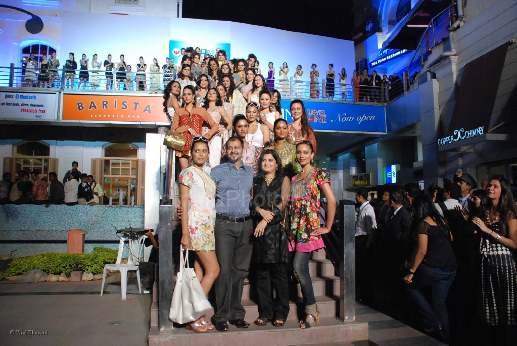Atul Ruia, Gaytri Ruia at Worlds longest fashion walk with 100 models ...