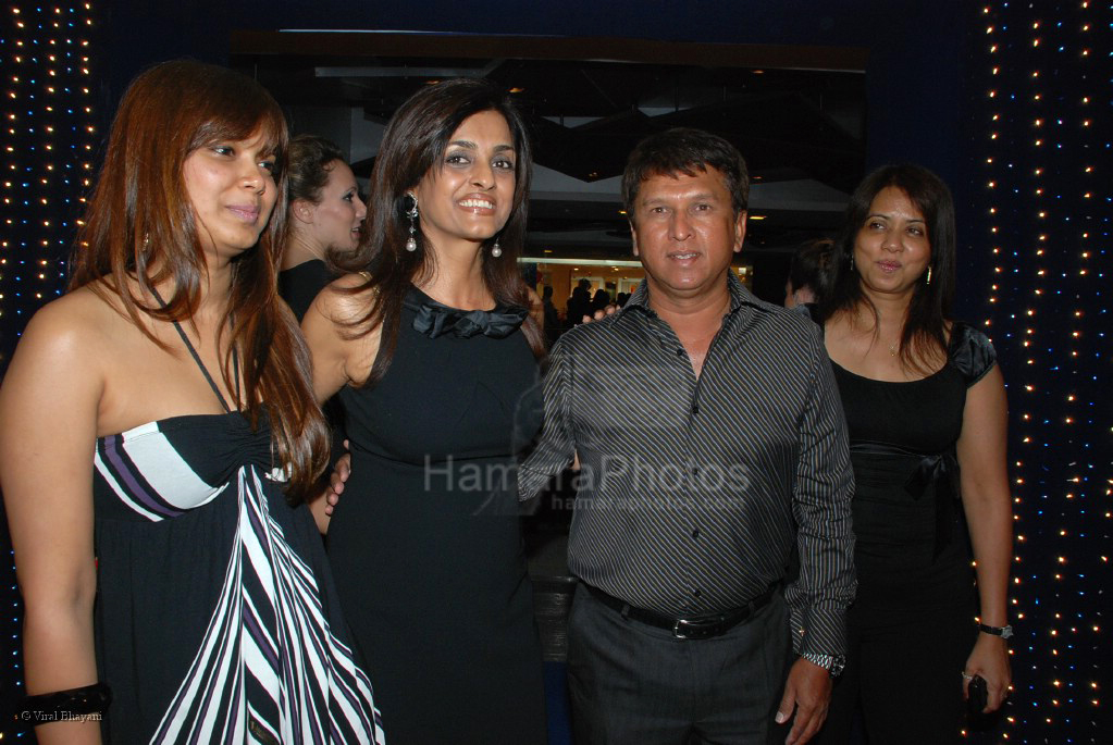 Chhaya Momaya at Worlds longest fashion walk with 100 models at Skyzone ...