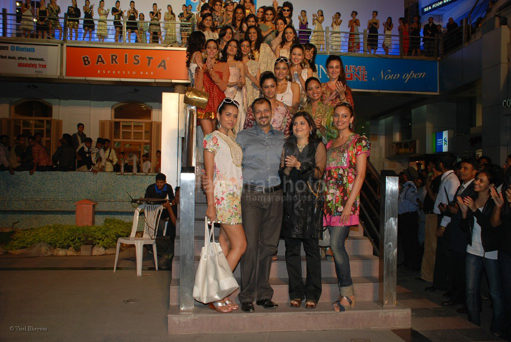 Atul Ruia, Gaytri Ruia at Worlds longest fashion walk with 100 models ...