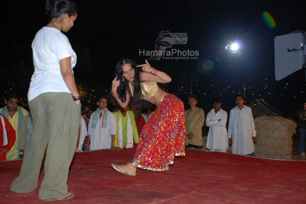 Rozza Catalano's item song for film Desh Drohi in Film City on March ...