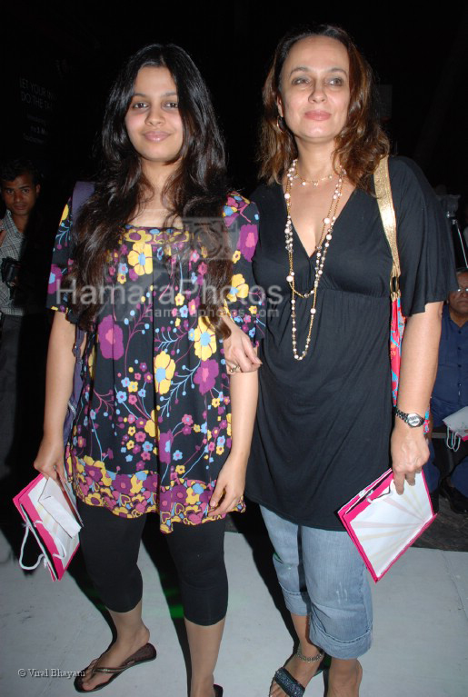 Soni Razdan at Ranjeet's daughter Divyanka's fashion show in Vie Lounge ...