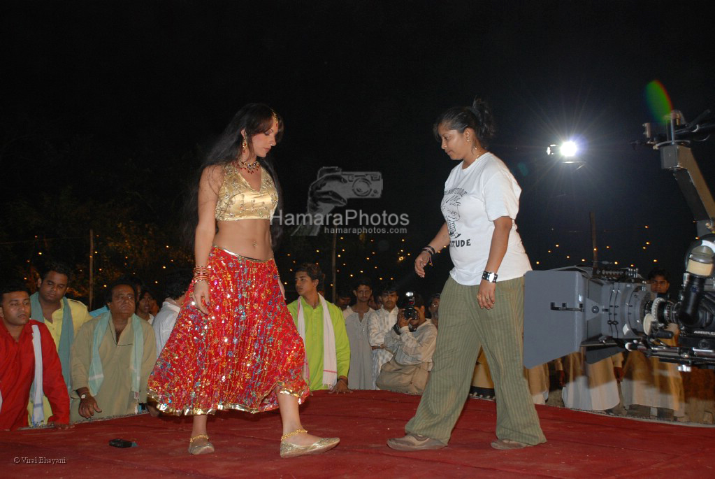 Rozza Catalano's item song for film Desh Drohi in Film City on March ...