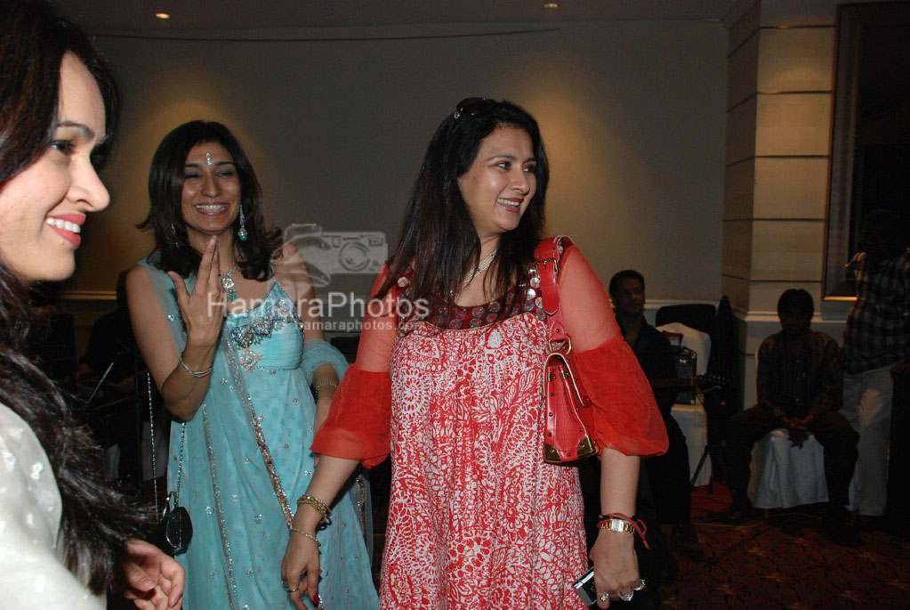 Poonam Dhillon,Rishma pai at Hrishikesh Pai bash in Mayfair Rooms on ...