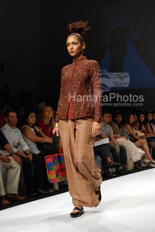 Model walks on the Ramp for Sonam Dubal in Lakme India Fashion Week on ...