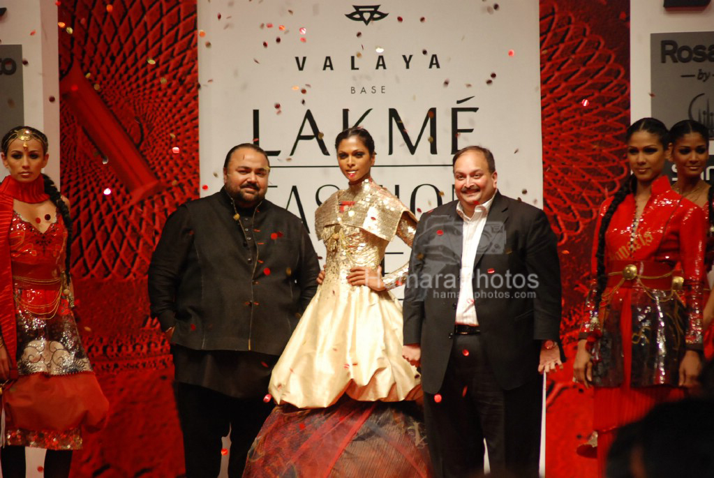 Model at Lakme Fashion Week Ramp Walk for JJ Valaya on March 29th 2008 ...