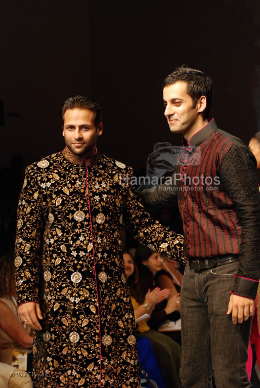 Bikram Saluja walks on the Ramp for Shaymal Bhumika in Lakme India ...