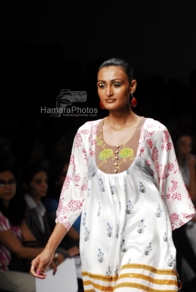 Model walks on the Ramp for Anupama Dayal in Lakme India Fashion Week ...