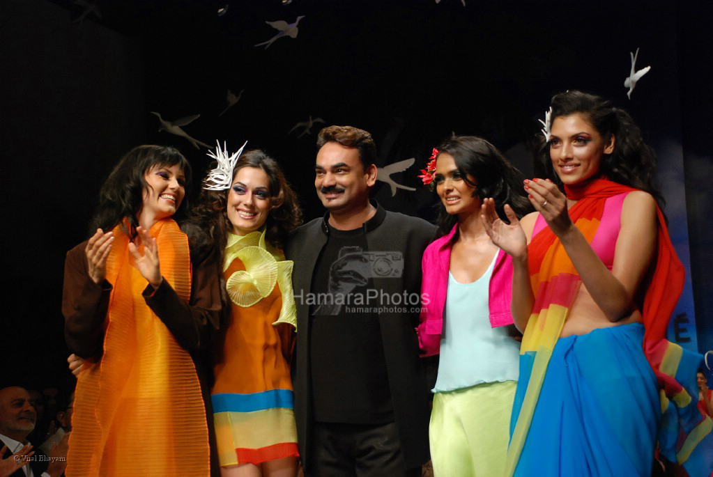 Yana Gupta walks on the ramp at Wendell Rodricks show in Lakme Fashion ...