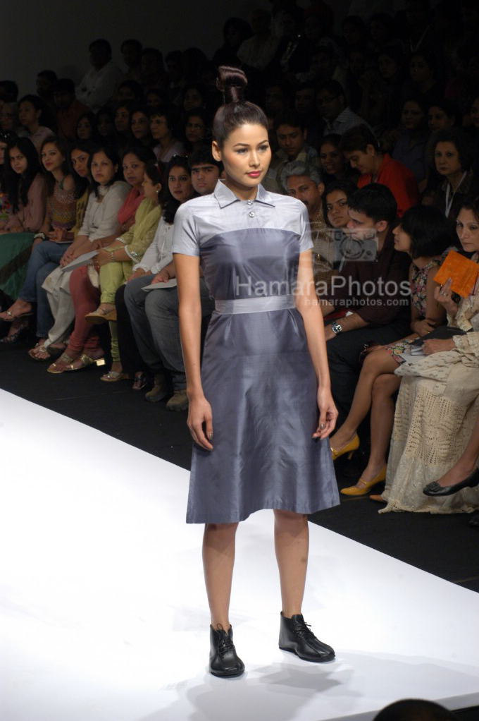 Model walks on the ramp for Deepti Toor in Lakme Fashion Week on April ...