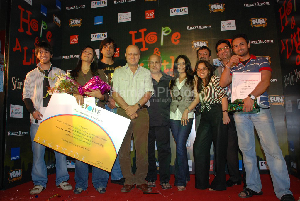 Mahima Chaudhary, Anupam Kher, Mahesh Bhatt at film Hope and a Little ...
