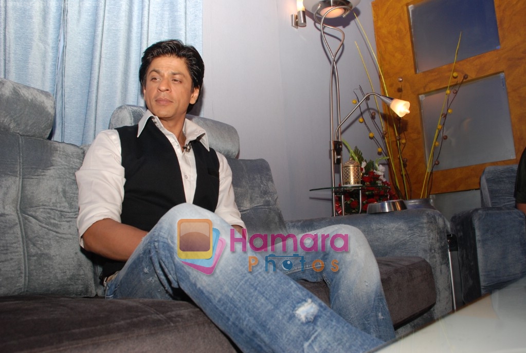 Shahrukh Khan meets the media on the sets of Kya Aap Paanchvi Paas Se ...