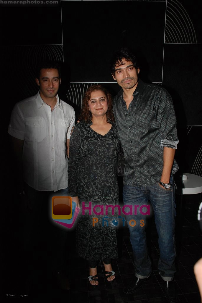 Zulfi Syed, Arti, Shawar Ali at designer Arti Bali's launch in Sahara ...