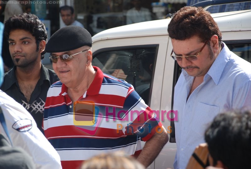 Prem Chopra, Ajit Khan at the Radio One event with stars of Hum Sey Hai ...