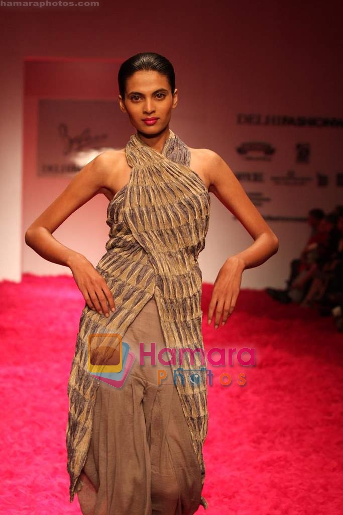 Model walk the ramp for Rohit Bal at Delhi Fashion Week on 3rd December ...