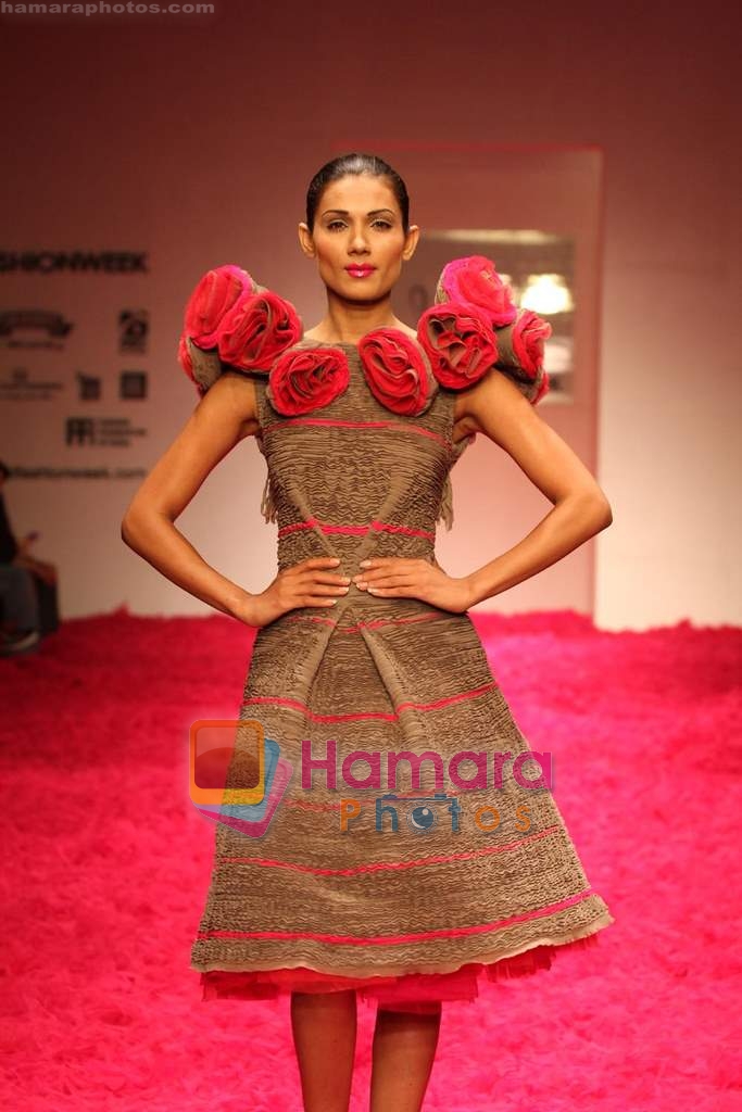 Model walk the ramp for Rohit Bal at Delhi Fashion Week on 3rd December ...