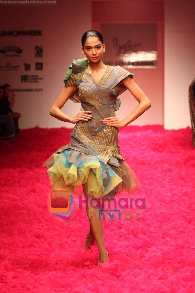 Model walk the ramp for Rohit Bal at Delhi Fashion Week on 3rd December ...