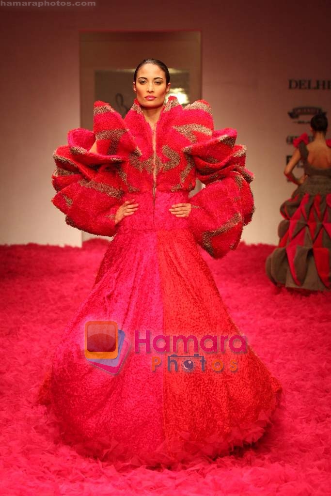 Model walk the ramp for Rohit Bal at Delhi Fashion Week on 3rd December ...