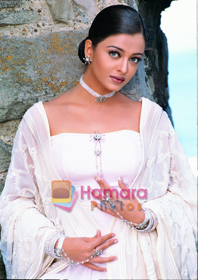 Aishwarya Rai Wallpaper / Aishwarya Rai Bachchan - Bollywood Photos