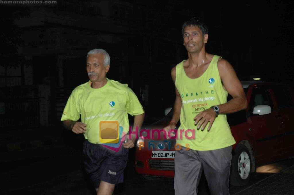 Milind Soman at Shivaji park continuing his 24 hours Marathon for The ...