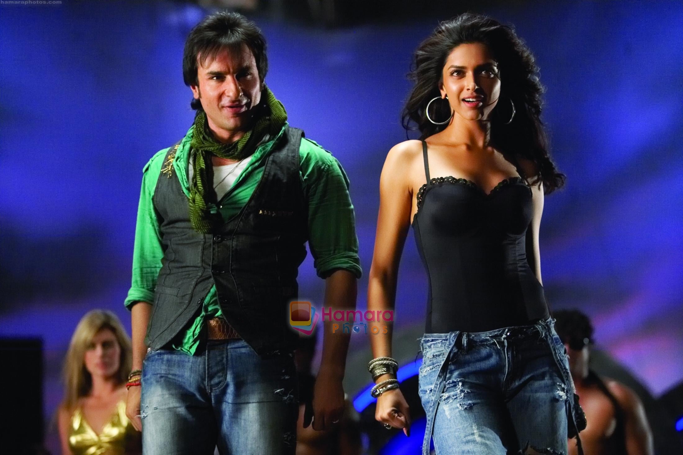 Saif Ali Khan and Deepika Padukone in the still from movie Love Aaj Kal ...