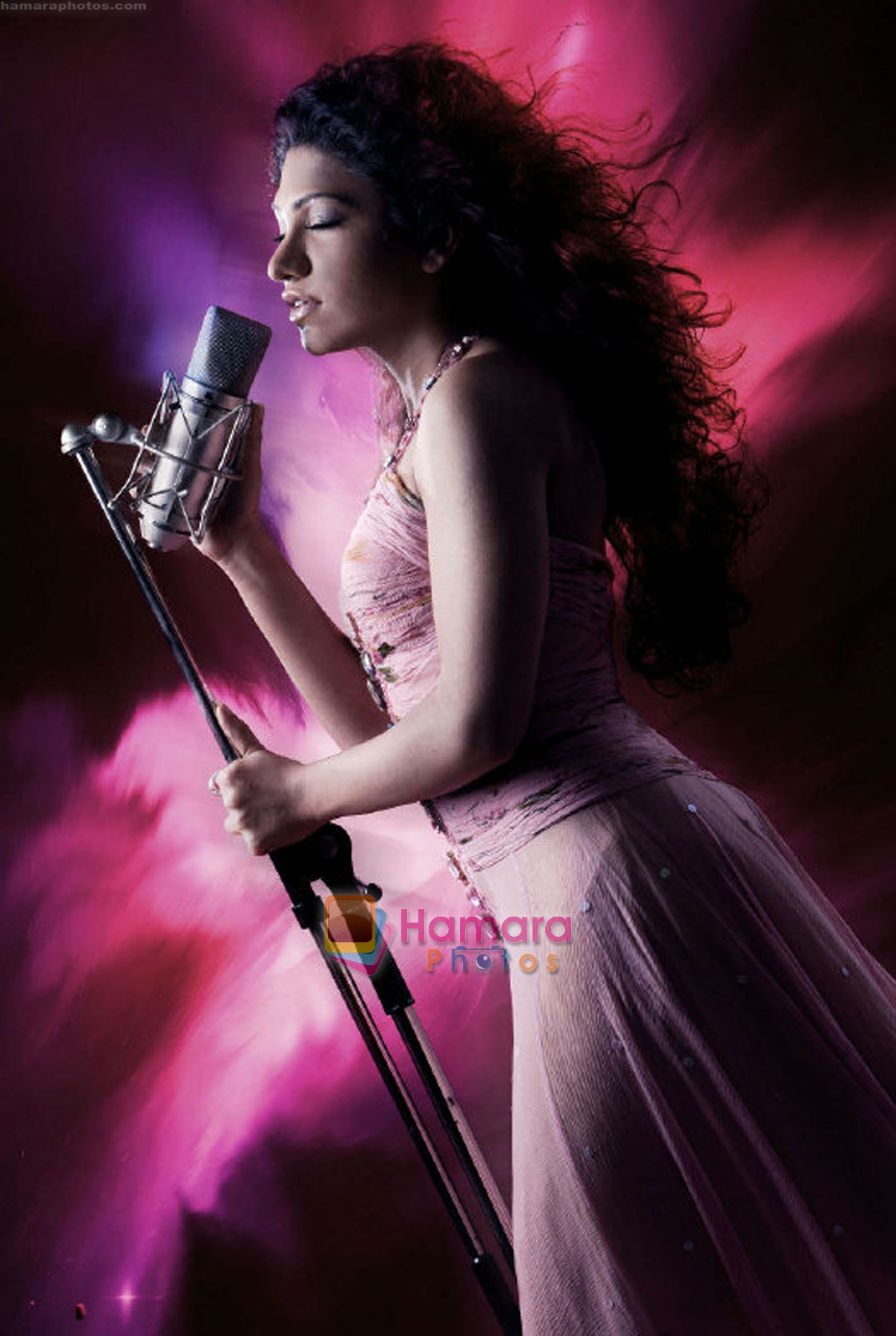 Tulsi Kumar Wallpaper / Tulsi Kumar - Bollywood Photos