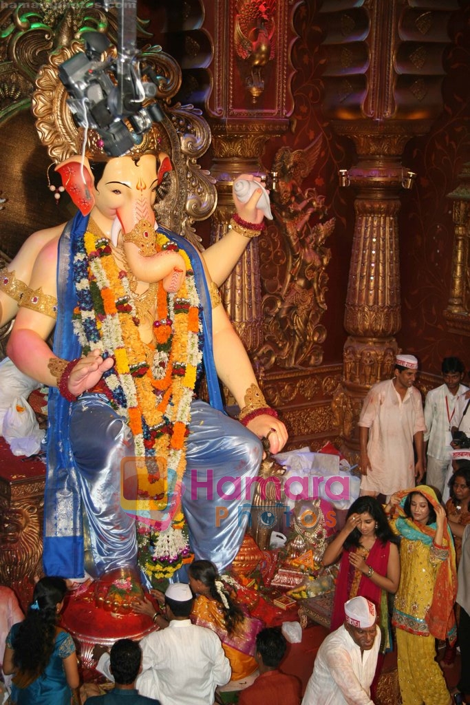 Amrita Rao, Shreya Ghoshal seeks blessings from Lalbaug Ka Raja Ganpati ...