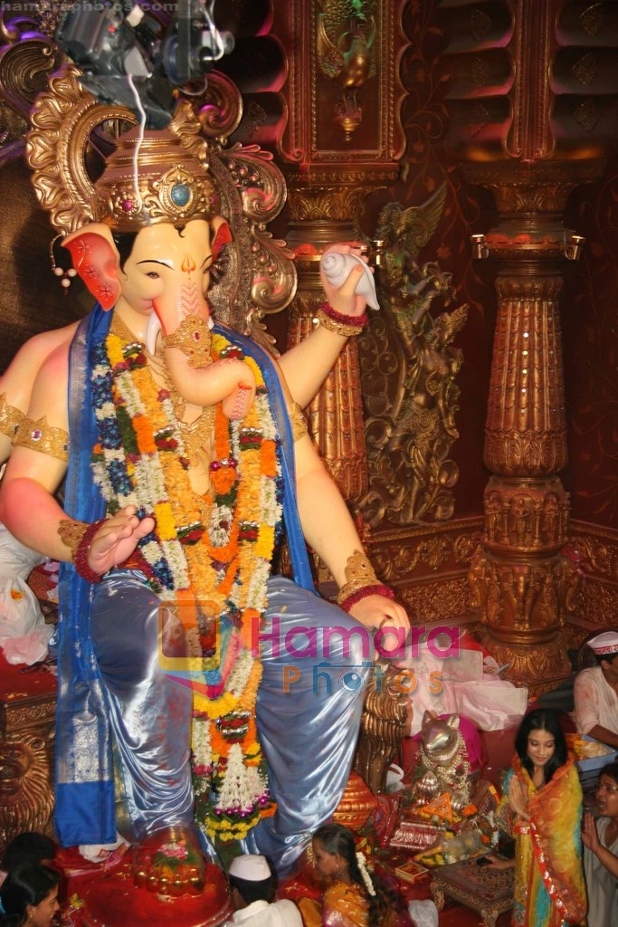 Amrita Rao seeks blessings from Lalbaug Ka Raja Ganpati on 30th Aug ...