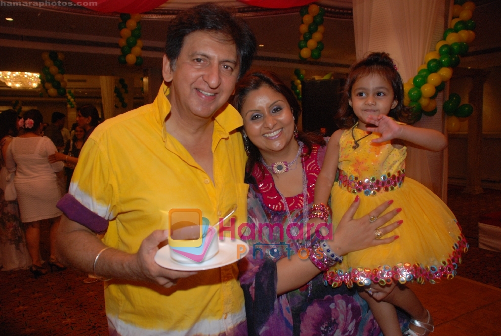 Kailash Surendranath with Palak & Shenaya at Palak and Sammeer Sheth's ...