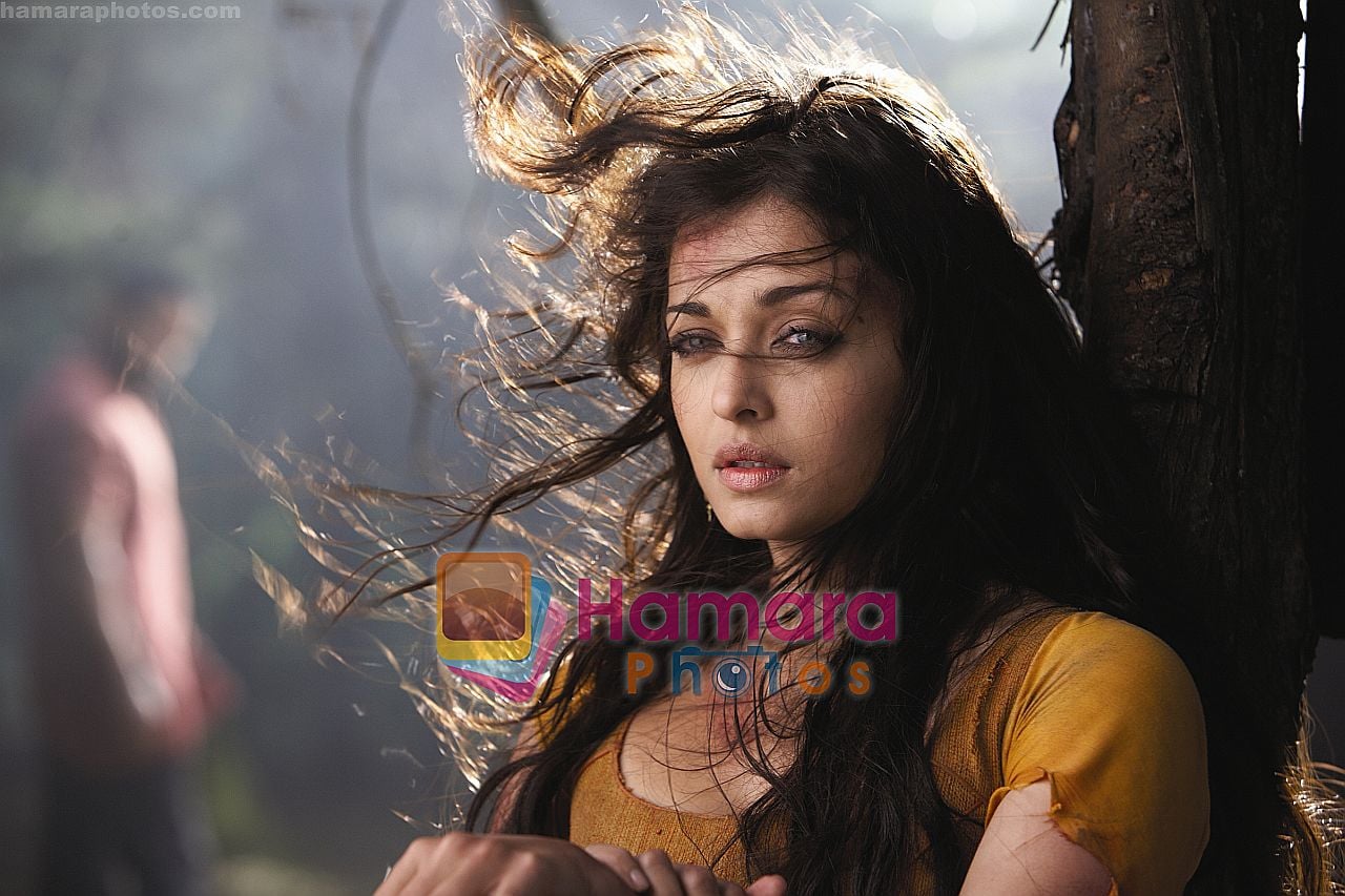Aishwarya Rai Bachchan in the still from movie Raavan / Raavan ...