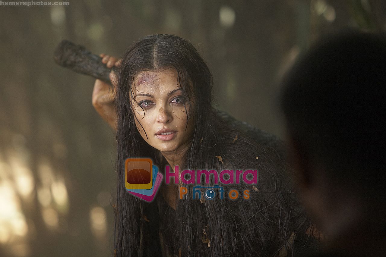 Aishwarya Rai Bachchan in the still from movie Raavan / Raavan ...