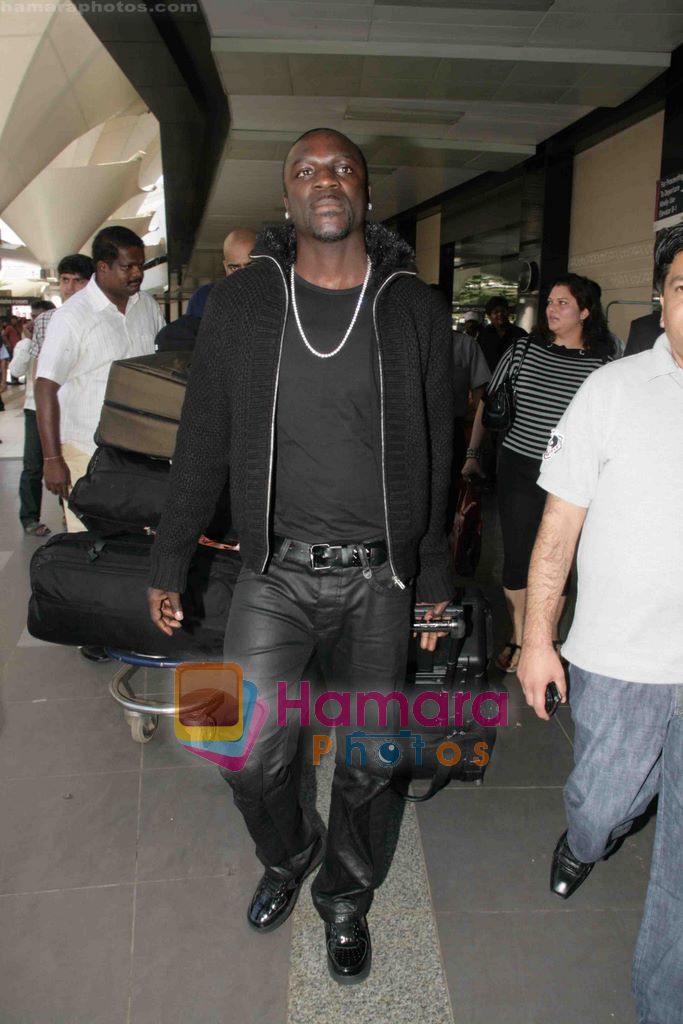 Akon Arrives in Mumbai to record for Ra.One in Mumbai Airport on 7th ...