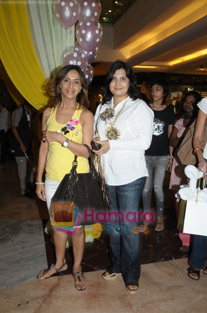 Meeta Mulchandani Gayatri Ruia at Gayatri Ruia easter bash in Palladium ...