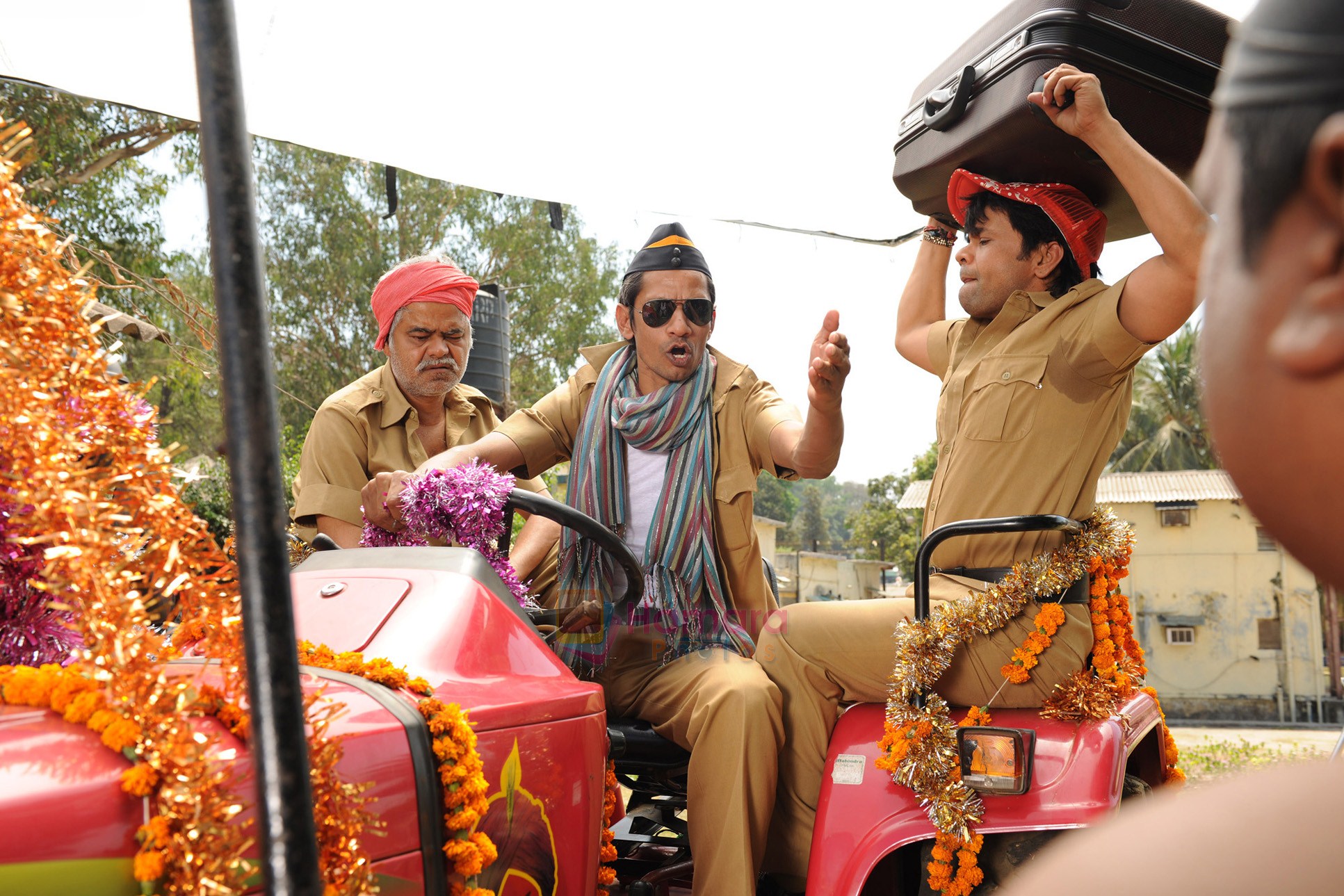 Sanjay Mishra, Vijay Raaz, Rajpal Yadav in Still from the movie Bin ...