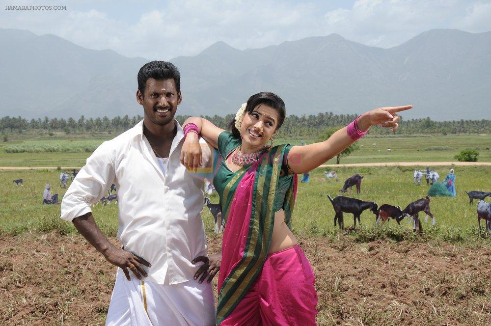 Sameera Reddy, Vishal in Vedi Movie Stills / Vedi Movie Stills ...